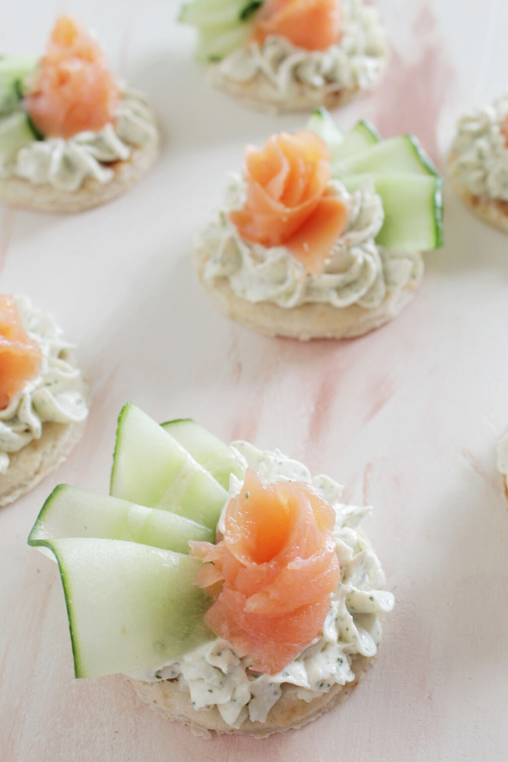 25 Minute Smoked Salmon Canapés With Cucumber - Homebody Eats